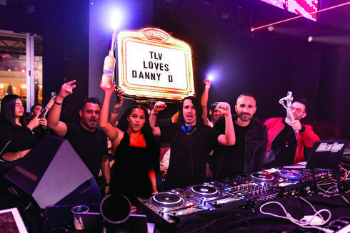 קפיצה קטנה לאמריקה: די.ג'יי דני די ניגן במסיבות במיאמי